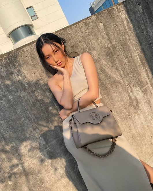 ‘162cm・44kg’「MAMAMOO」ファサ、ブランドバッグより輝くSライン | K-POP、韓国エンタメニュース、取材レポートならコレポ！