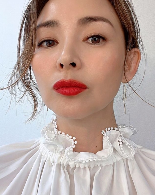 モデルSHIHO、華やかなレッドリップでいつもと違った雰囲気…セクシー美を披露 | K-POP、韓国エンタメニュース、取材レポートならコレポ！