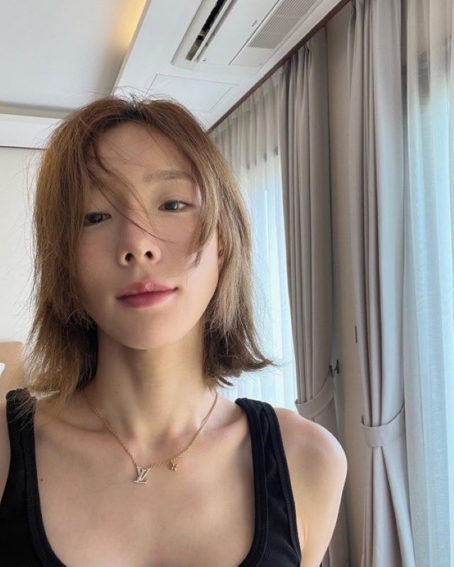 「少女時代」テヨン、極細な腕に似合わないグラマラスなスタイル…きれいな鎖骨のタンクトップ姿を披露 | K-POP、韓国エンタメニュース、取材 ...