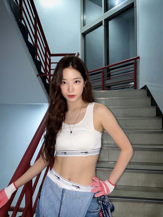 カズハ（LE SSERAFIM）、顔は清純なのに腹筋は鮮明 | K-POP、韓国エンタメニュース、取材レポートならコレポ！