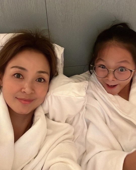 モデルSHIHO、サランちゃんとシャワーガウンツーショット…だんだんおかしくなるね | K-POP、韓国エンタメニュース、取材レポートならコレポ！