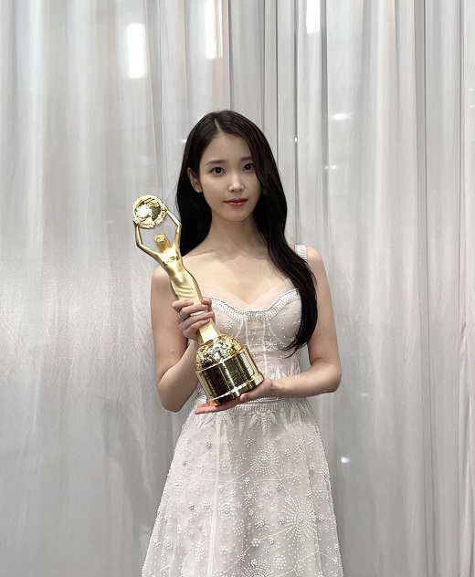 IU（アイユー）、“青龍人気スター賞”受賞後の写真投稿…「みんなに感謝」 | K-POP、韓国エンタメニュース、取材レポートならコレポ！