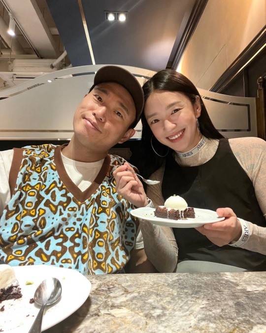 ラッパーのケリ（Leessang）夫婦、結婚6周年のカップルリング…「これからも仲良く老いていこう」 | K-POP、韓国エンタメニュース ...