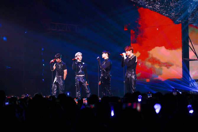 「AB6IX」、新曲舞台中にズボン破れる…”大ヒットの予兆” | K-POP、韓国エンタメニュース、取材レポートならコレポ！