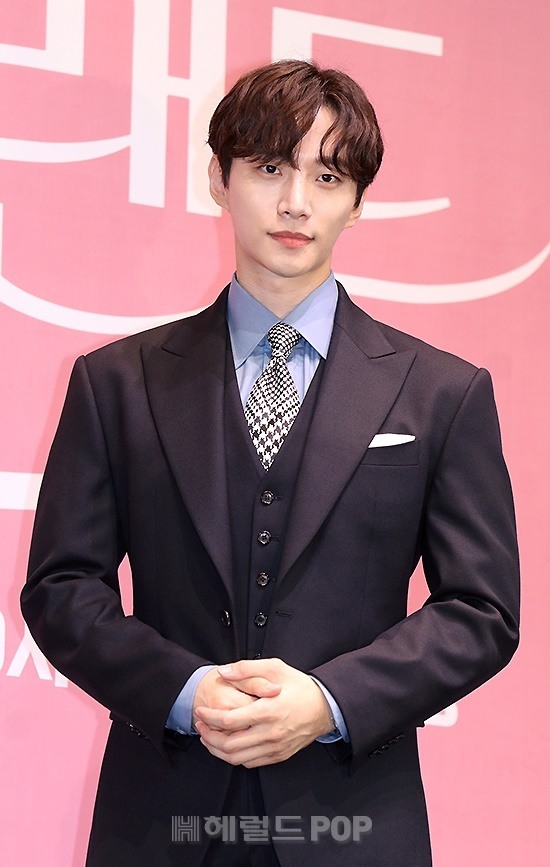 「2PM」ジュノ、“「赤い袖先」では多くの感情を経験。今度は愛と笑いがあふれる作品をしたかった” | K-POP、韓国エンタメニュース、取材レポートならコレポ！