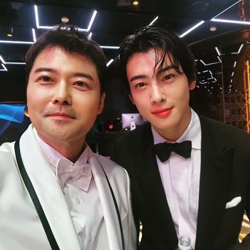 チョン・ヒョンム、“顔の天才”チャウヌ（ASTRO）と勇気ある自撮り…“なぜずっとハンサムなのか？” | K-POP、韓国エンタメニュース ...