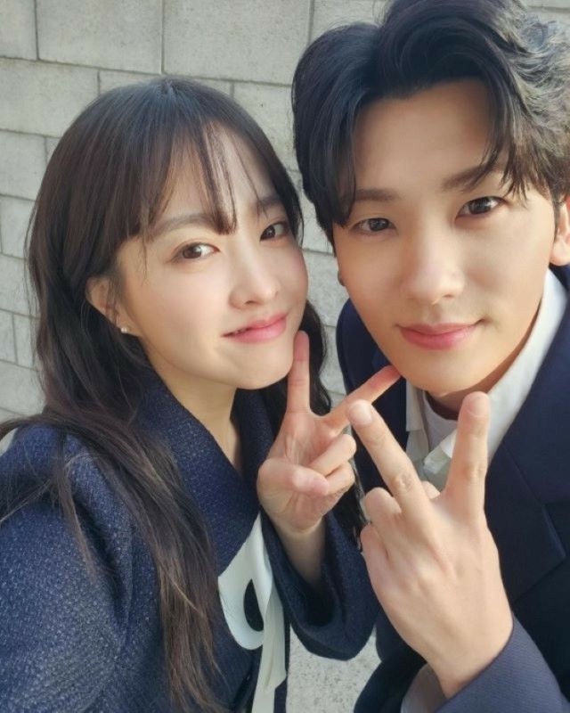 女優パク・ボヨン＆パク・ヒョンシク（ZE:A）、超密着2ショットでピース…相変わらずのラブラブぶり？ | K-POP、韓国エンタメニュース、取材レポートならコレポ！