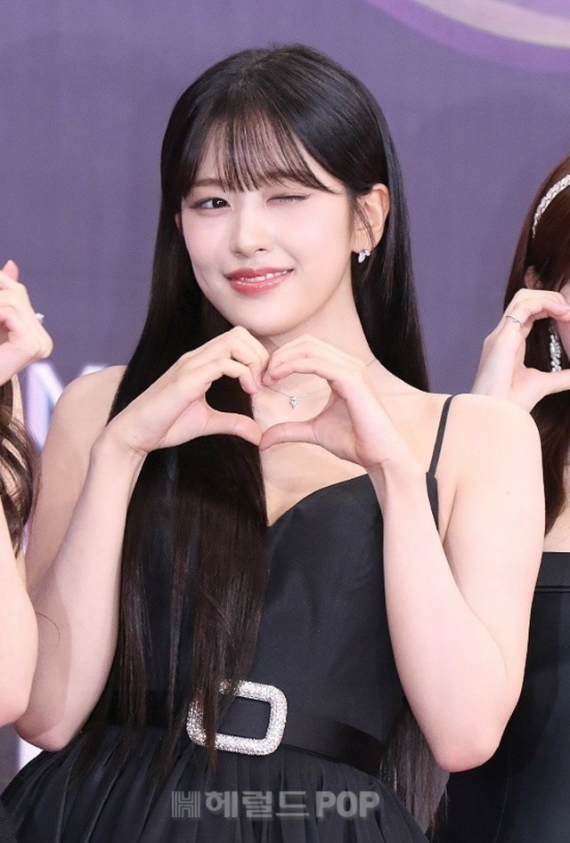 【フォト】「IVE」、「2023 MUSICBANK GLOBAL FESTIVAL」のレッドカーペットに登場…さわやかな魅力 | K-POP、韓国エンタメニュース、取材レポートならコレポ！