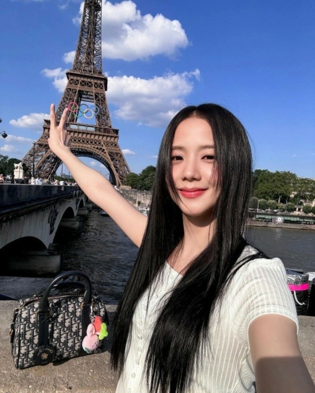 「BLACKPINK」JISOO、エッフェル塔よりも先に目にはいる美貌 | K-POP、韓国エンタメニュース、取材レポートならコレポ！
