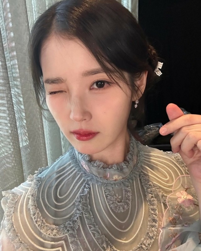 IU（アイユー）、イ・ジョンソクに向けたウィンク＆指ハート？…ラブリー“春の妖精”ビジュアル公開 | K-POP、韓国エンタメニュース、取材レポートならコレポ！