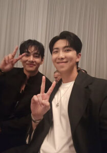 「BTS」RM＆V、仲のいいツーショット…シックであたたかいピース！ | K-POP、韓国エンタメニュース、取材レポートならコレポ！